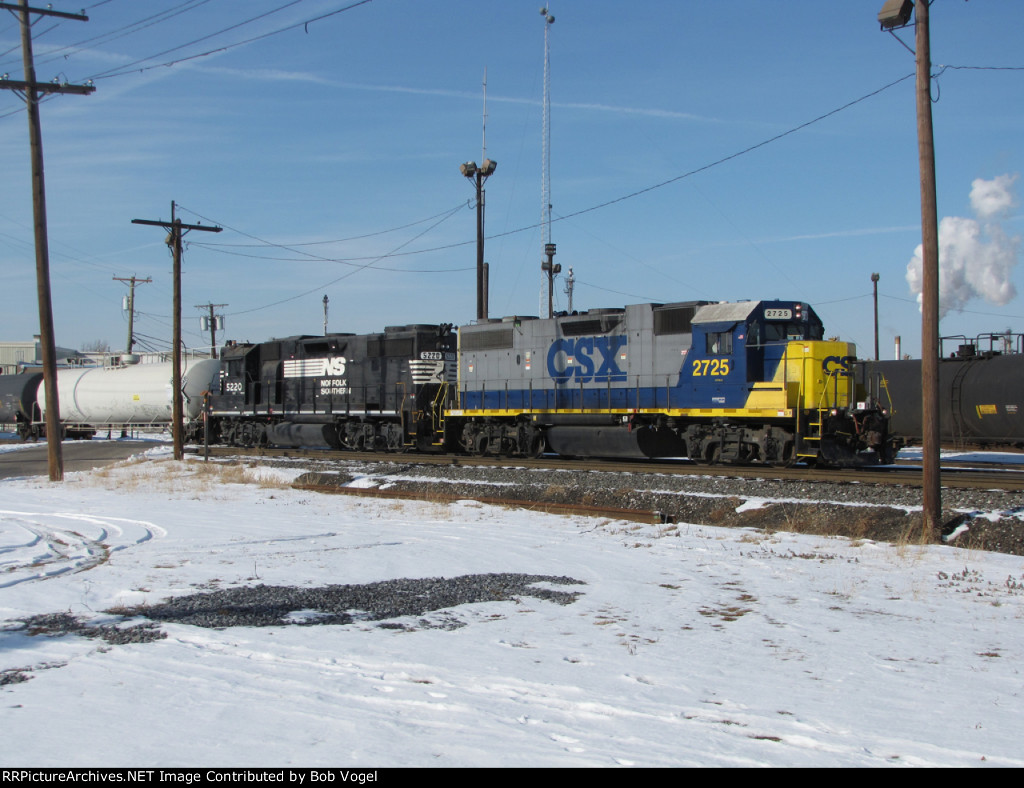 CSX 2725 and NS 5220